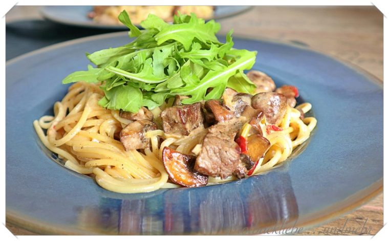 Pasta mit Rinderfilet, Champignons und Paprika in Mascarpone-Zitronen ...