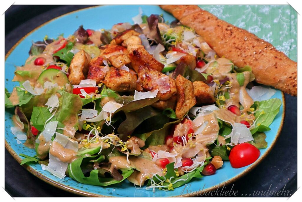 Salatteller mit Hähnchen, Granatapfelkernen und Parmesandressing ...