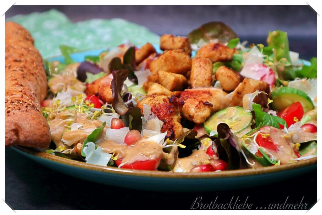 Salatteller mit Hähnchen, Granatapfelkernen und Parmesandressing ...